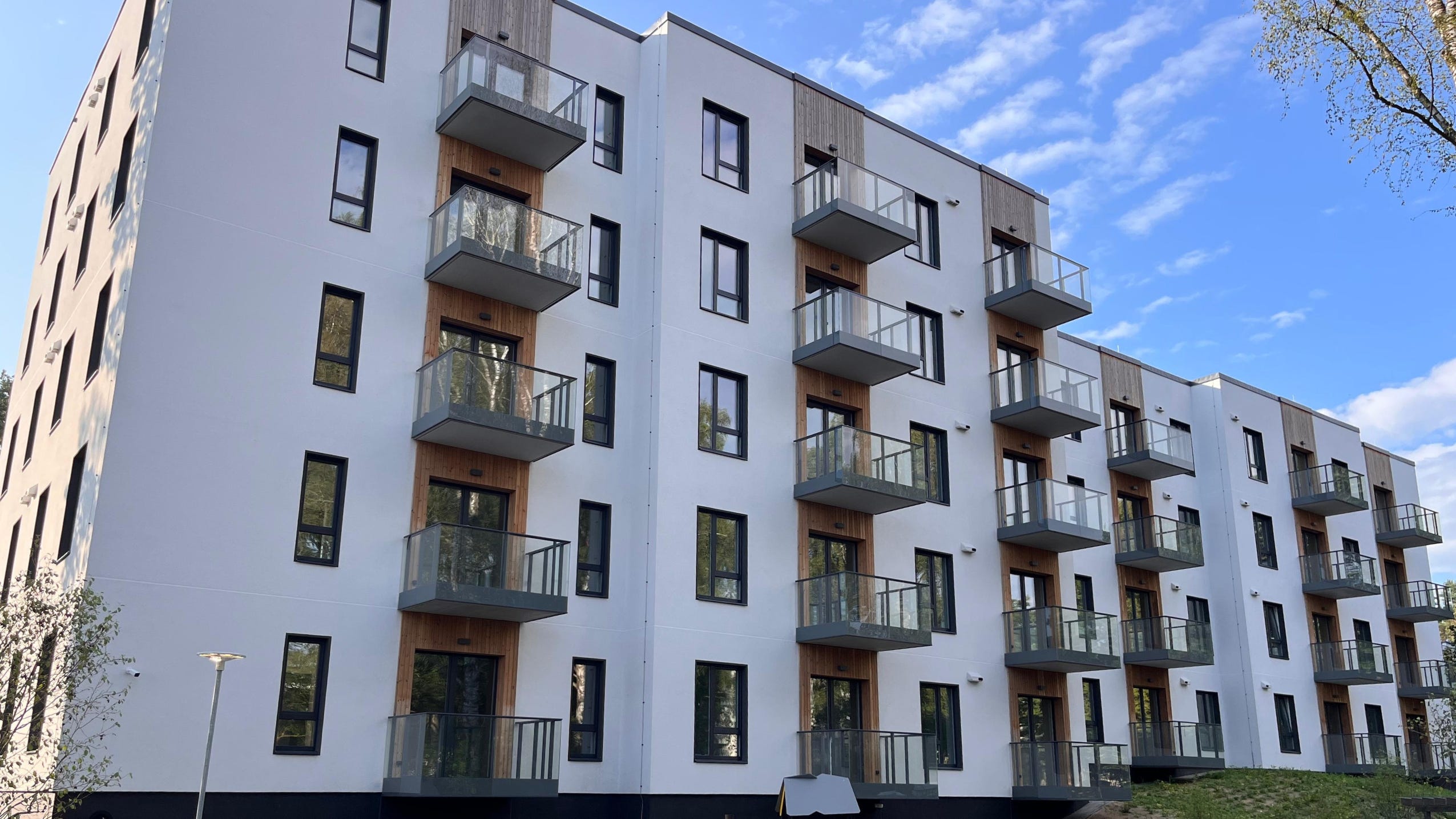 Ekspluatācijā nodots jauno mājokļu projekts “Čiekuru mājas” Mežciemā ...